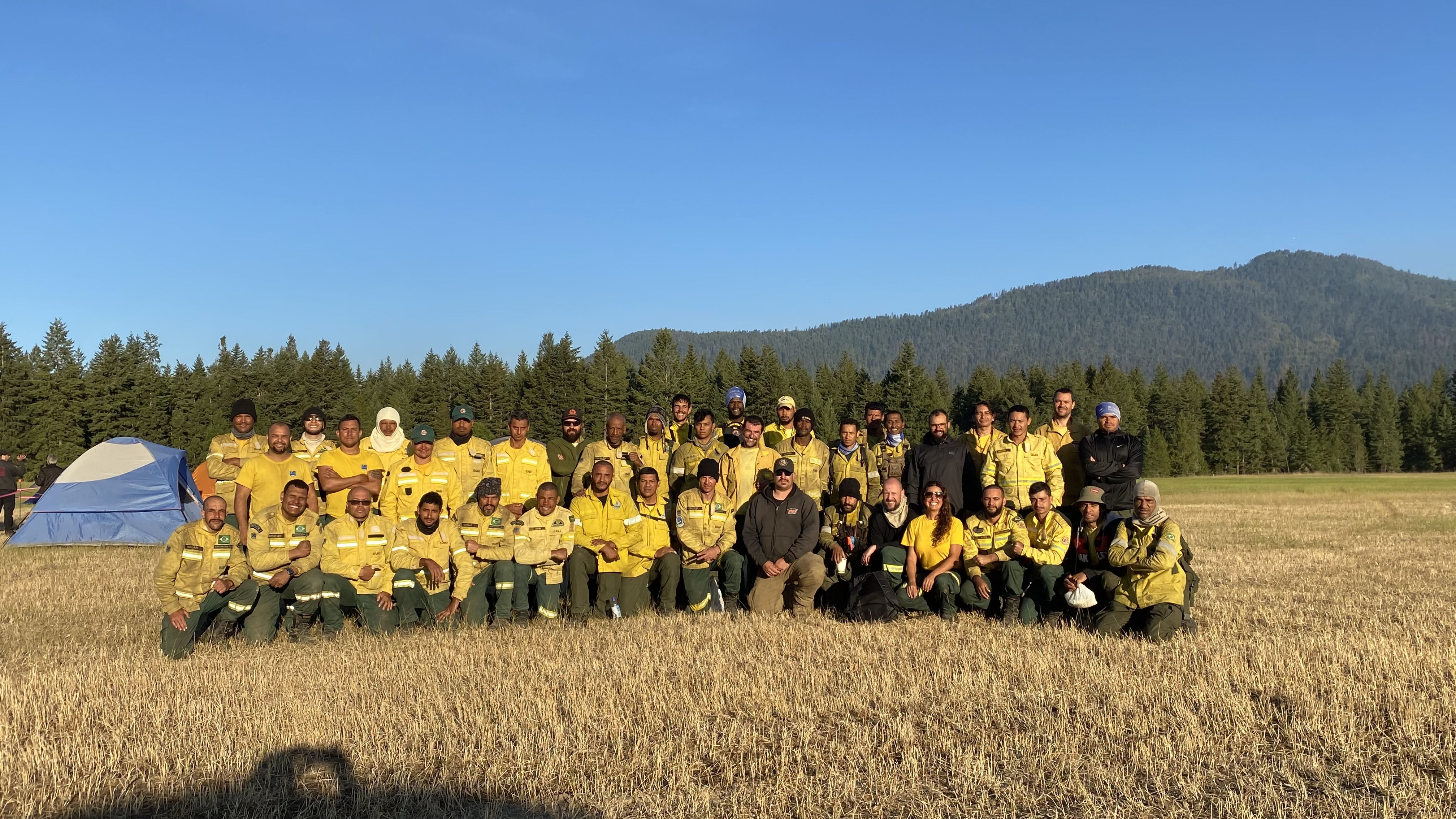 USFWS firefighters and Brazilian firefighters pose for a photo in ...