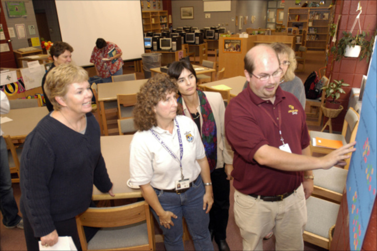 People attending POW Workshop | FWS.gov
