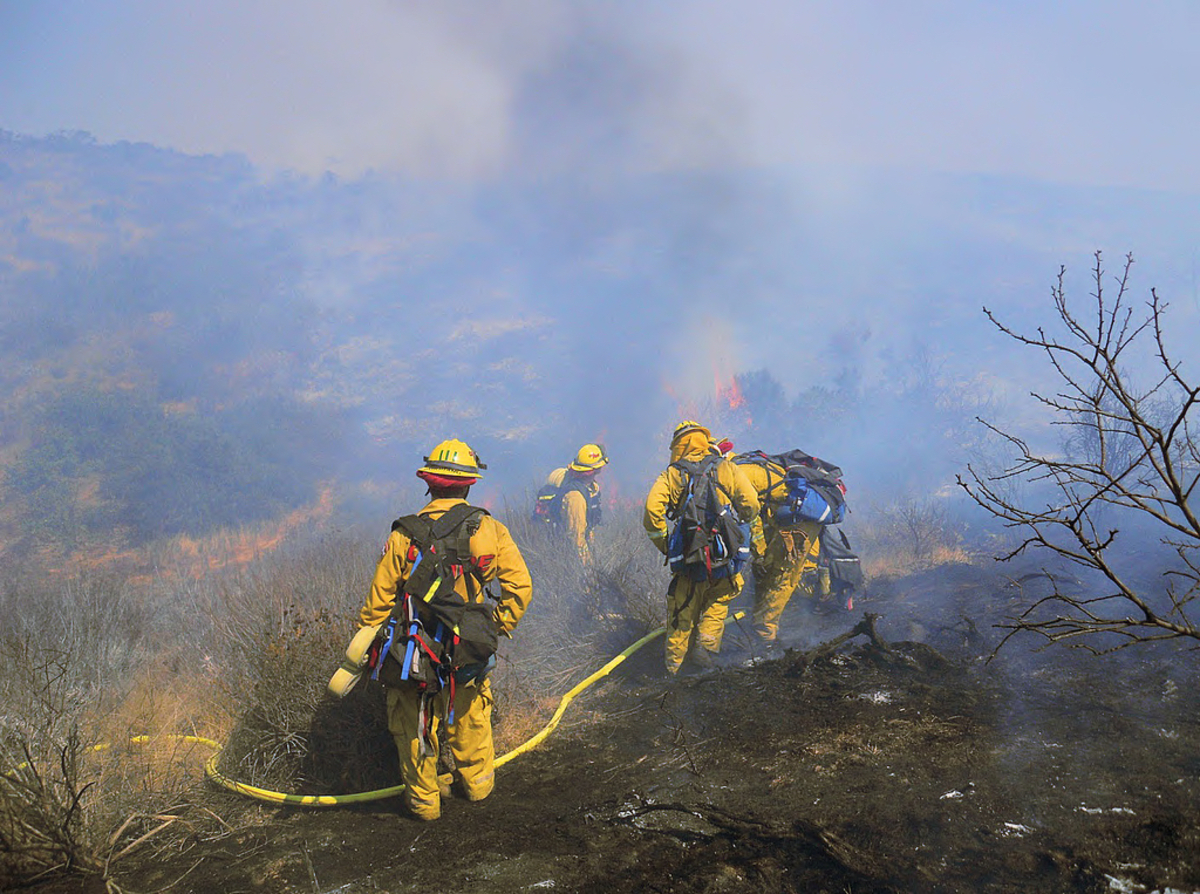Fire crews protect community from Jamacha fire | FWS.gov