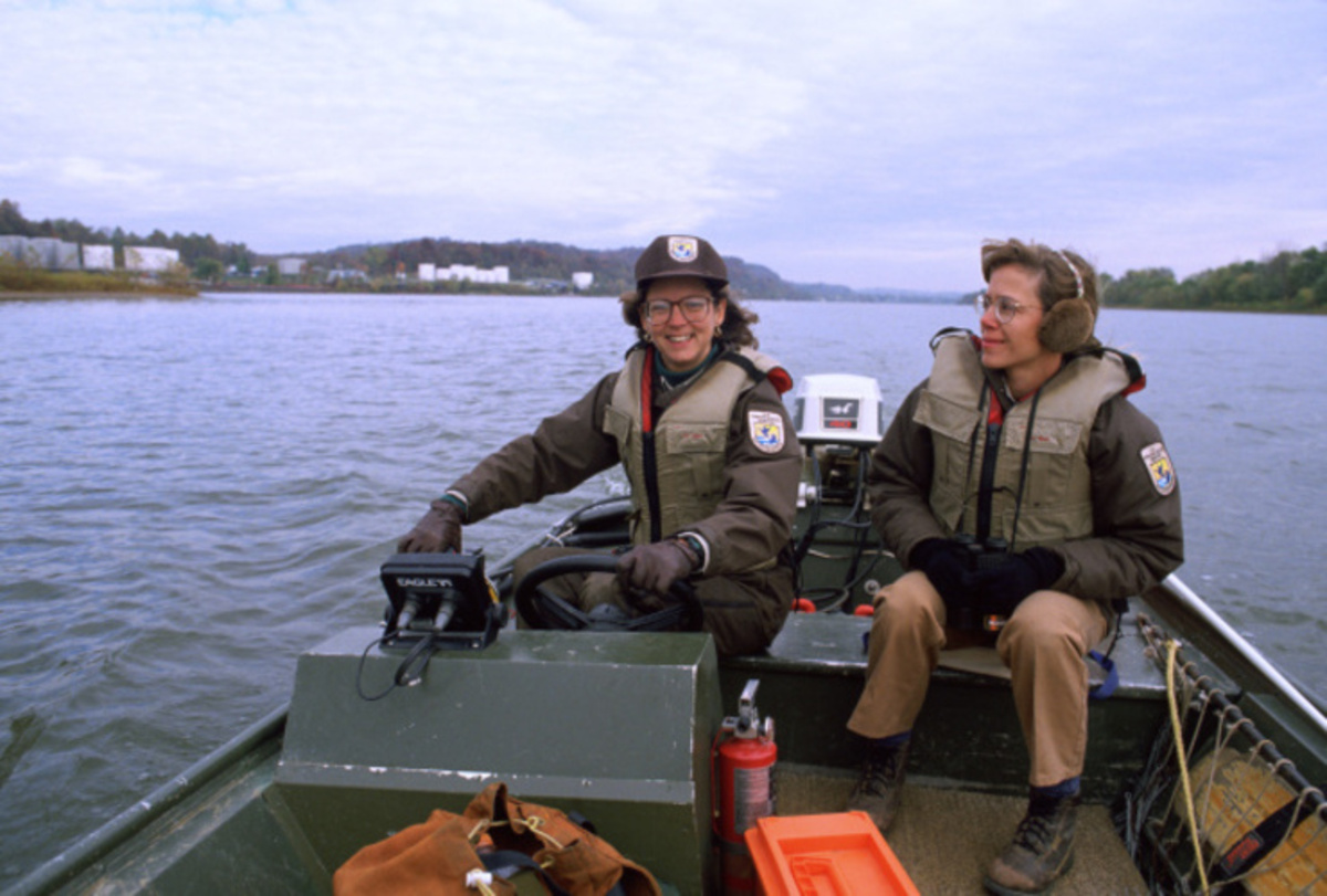 Mussel research by U.S. Fish and Wildlife Service employees | FWS.gov