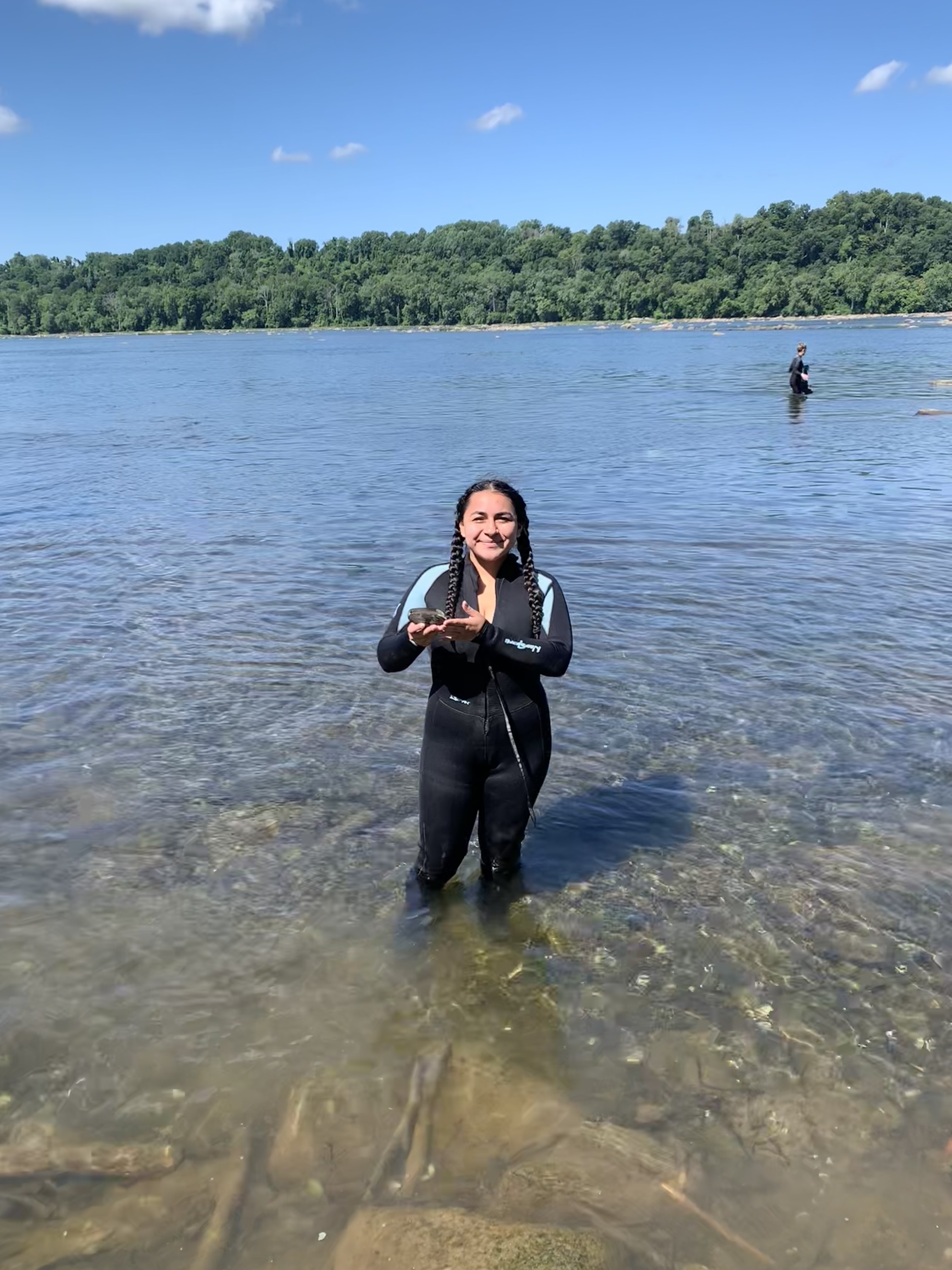 Intern Estela Garcia holds a freshwater mussel | FWS.gov