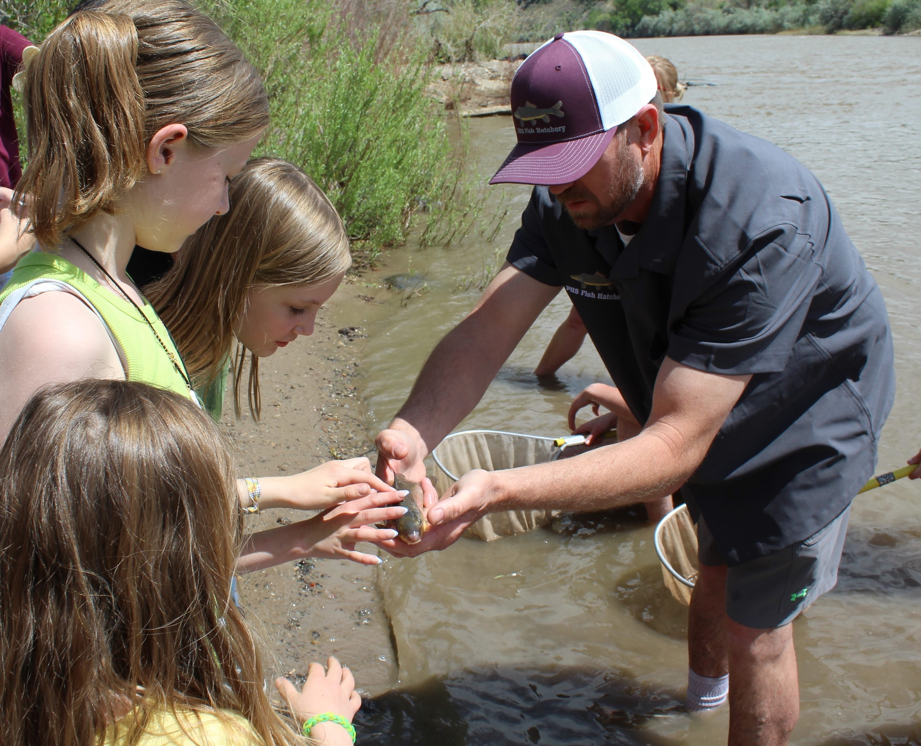 Children learn about razorback sucker | FWS.gov