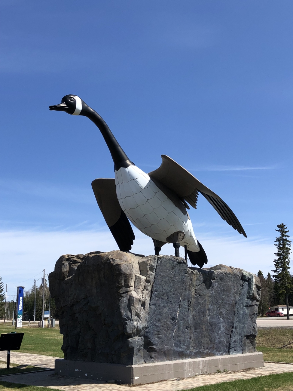 Giant Canada goose statue in Wawa, Ontario | FWS.gov