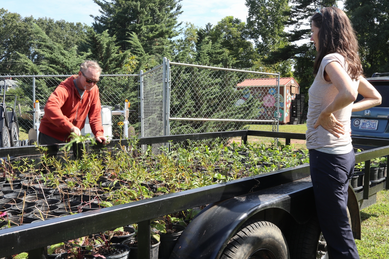 Bryan Tompkins and Sue Cameron with donated pollinator plants | FWS.gov